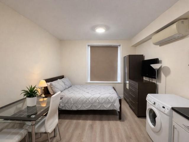 Large Self Contained Studio with AC Free Wi fi