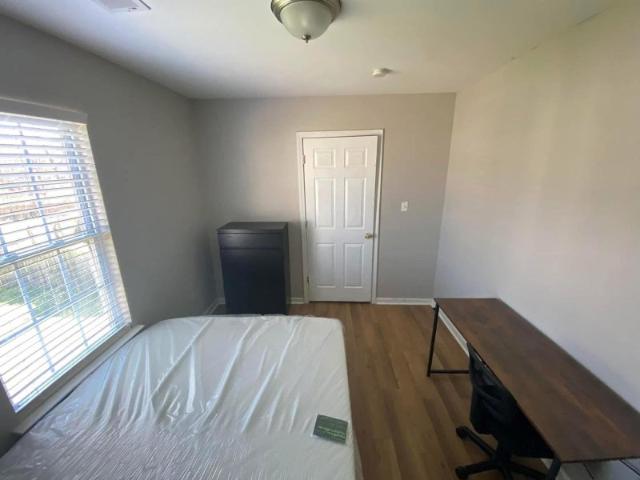 Large, Spacious Rooms with Work Desks ️ Convenie