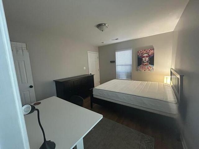 Large, Spacious Rooms with Work Desks Convenient Access to Airport and I77 Near South End