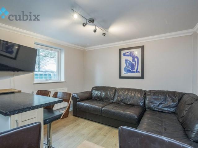 Large split level 2 bedroom flat in se1 zone 1