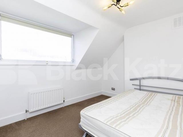 Large split level 3 bedroom in a well maintained conversion in Archway