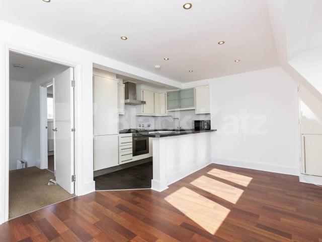 Large split level 3 bedroom in a well maintained conversion in Archway