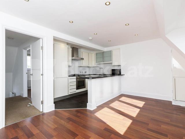 Large split level 3 bedroom in a well maintained conversion in Archway