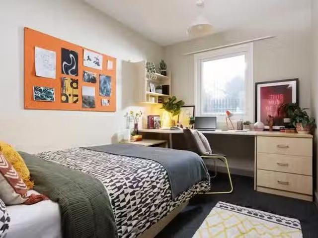 Large Standard Double Ensuite: Three Bed Flat