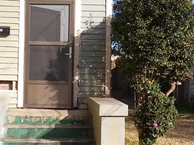 Large Studio 1 Bed Bath Apt with Laundry Downtown