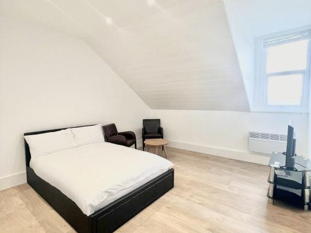 Large Studio available mid Aug All Bills inc