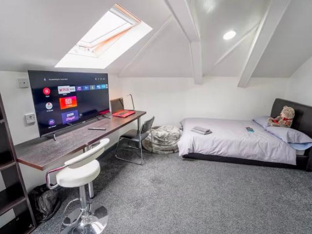 Large studio available next to UOB