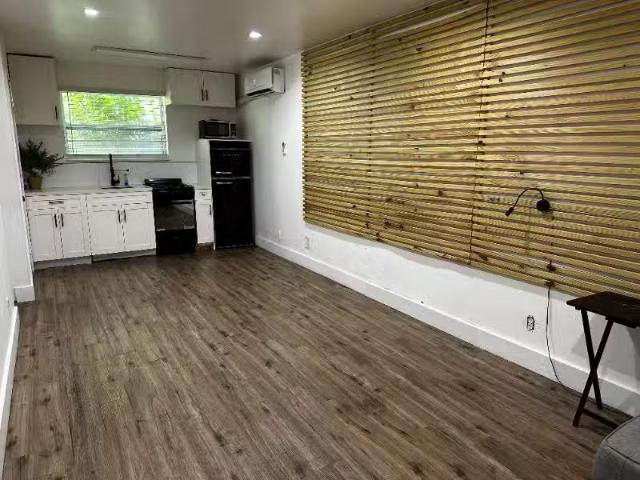 large studio downtown Ft laud $1700 incl all utilities 808 Mi.