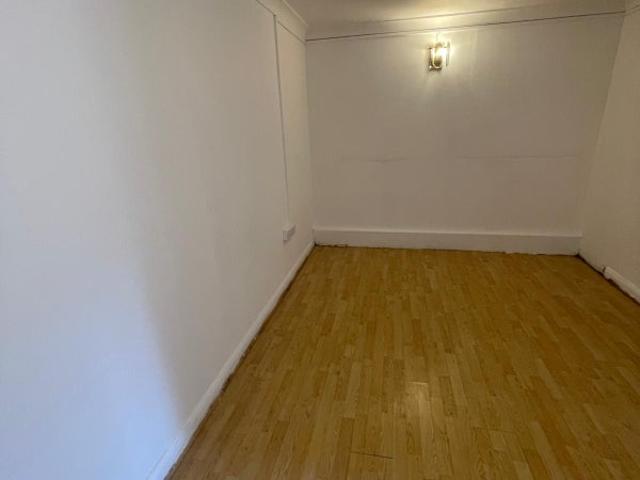 Large Studio flat with garden access