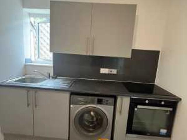 Large studio flat with separate kitchen only £1300 pcm bills included