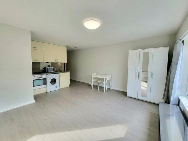Large studio flat, Close to Colindale station
