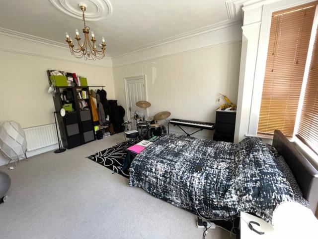 Large Studio Flat In Layton Couples Welcome
