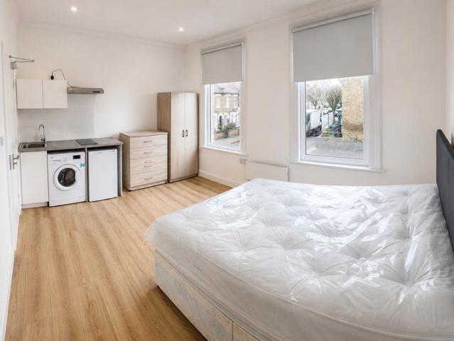 Large Studio Flat Layton |Couples Well Come