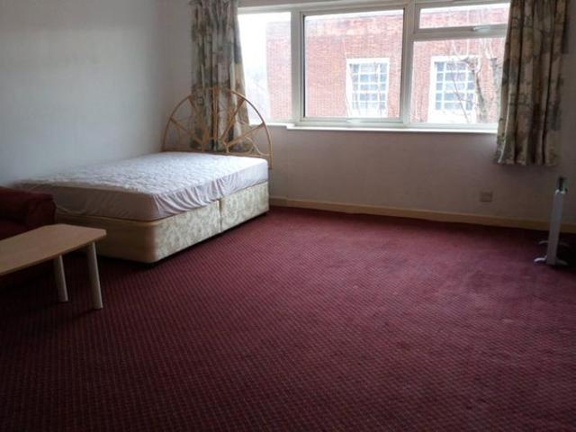 Large studio flat New Malden Station & High Street
