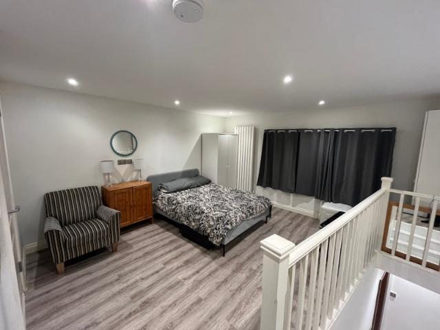 Large studio flat newly renovated