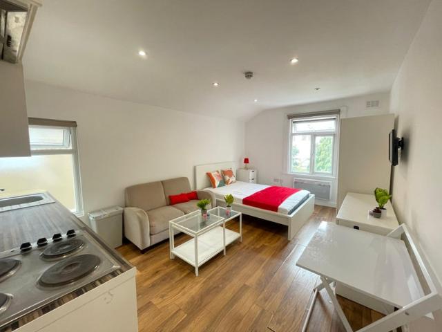 Large Studio Flats Available Shepherd's Bush