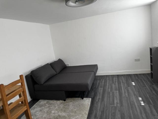 Large Studio Kingsbury Furnished Bills Inc