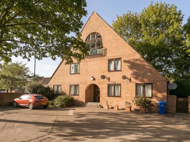 Large Studio in SE16 near the Thames