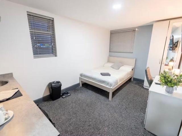 Large studio on offer for JULY/ AUG