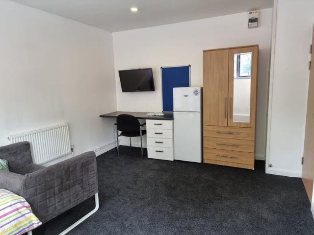 Large Studio Off London Road