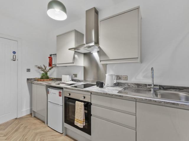 Large Studio | Separate Kitchen | £1,125