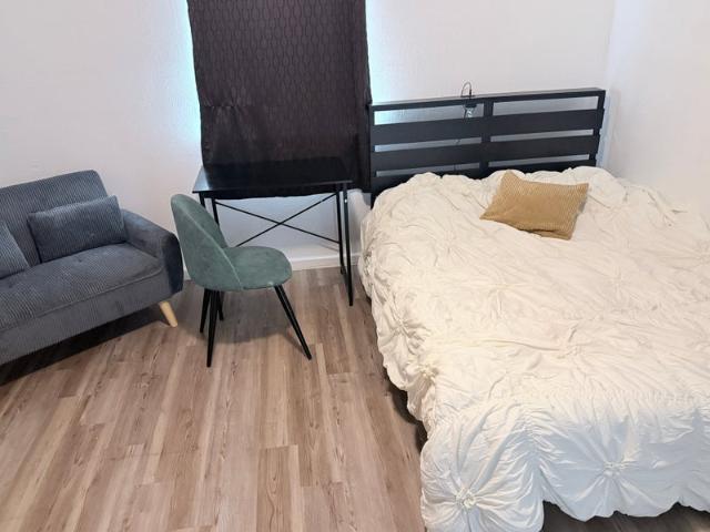 Large studio private roombathkitchenetteutilities