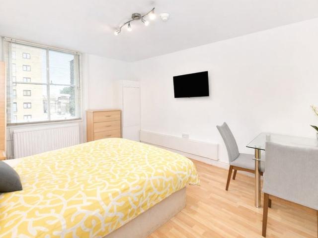 Large Studio with Bathtub in South Kensington SW7