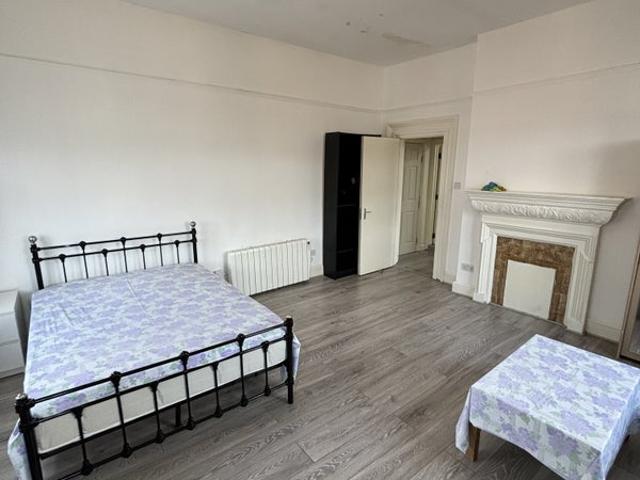 Large Studio with separate kitchen in Manor House