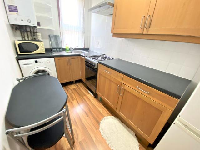 Large Studio with Separate Private Kitchen £1150