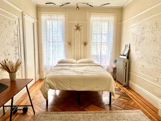 Huge, Sun Drenched Room for ASAP move!