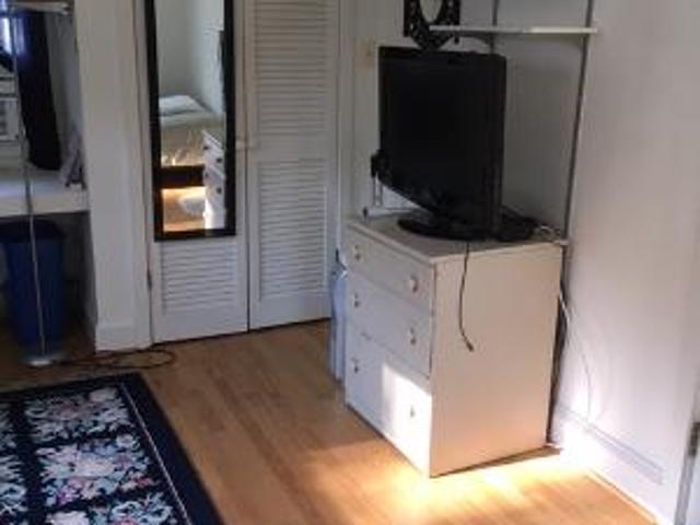 Large, sunny upstairs room Great Location!