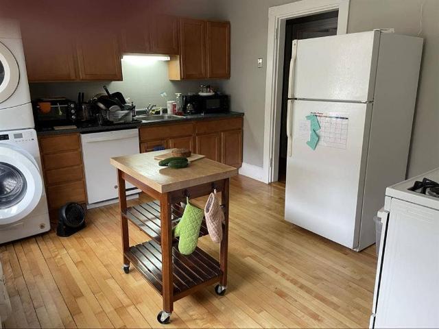Large sunny apartment to share