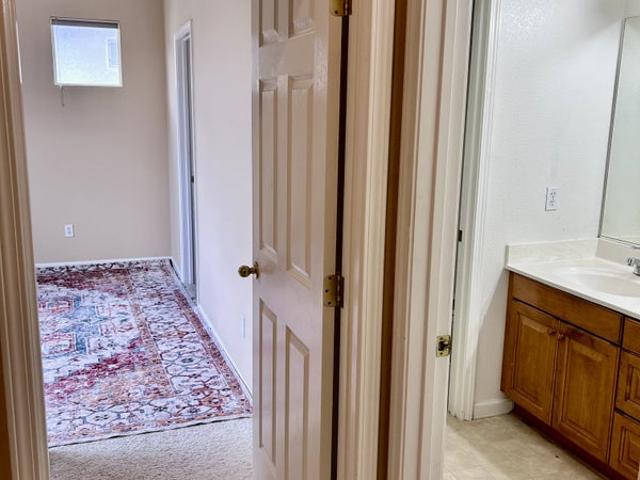 Large sunny room near Pleasant Hill Downtown