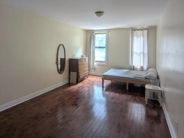 Large Sunny Room in Peaceful Creative Apartment