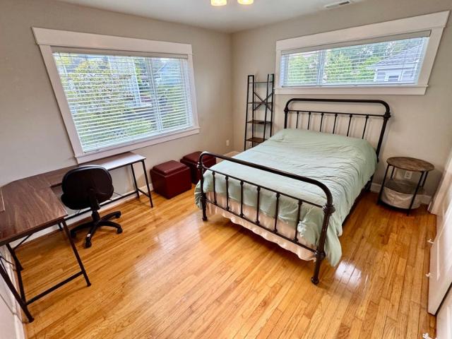 LargeCozy Furnished Approx 300 sqft Private Room