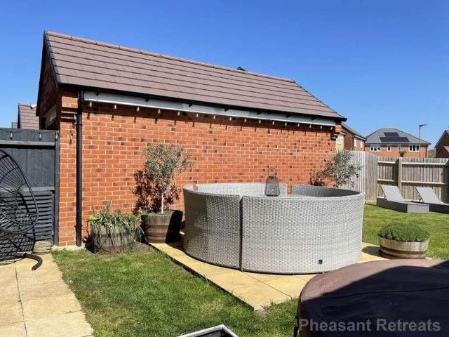 Lark Hill Drive, Carterton, OX18