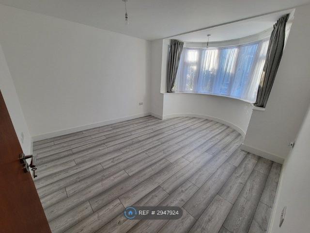 Larkfield Avenue, Harrow HA3, 2 bed flat to rent, £2,200 pcm | PrimeLocation