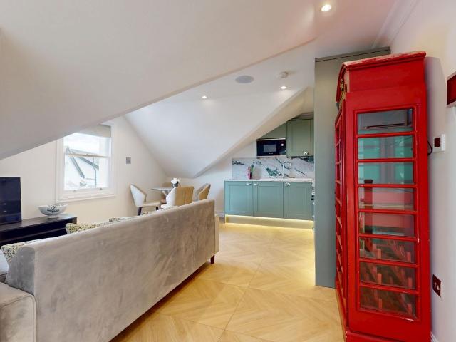 Larkfield Road, Richmond TW9, 2 bed flat to rent, £2,850 pcm | PrimeLocation