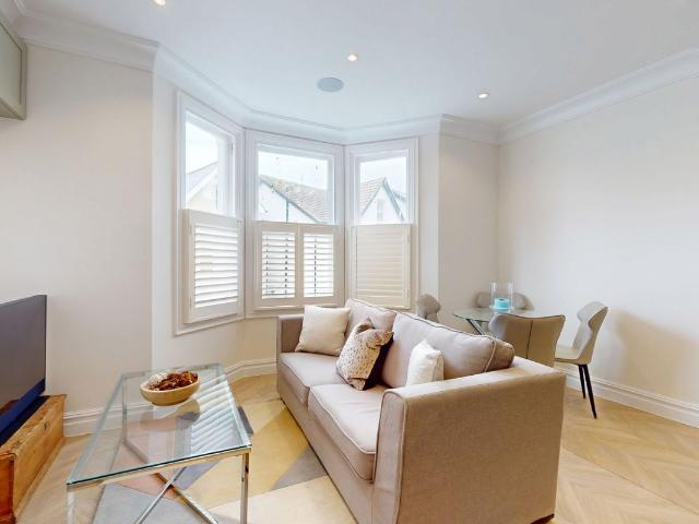 Larkfield Road, Richmond TW9, 2 bed flat to rent, £2,950 pcm | PrimeLocation