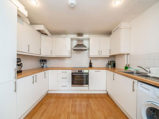 Larkhall Lane, Clapham SW4, 1 bed flat to rent, £2,250 pcm | PrimeLocation