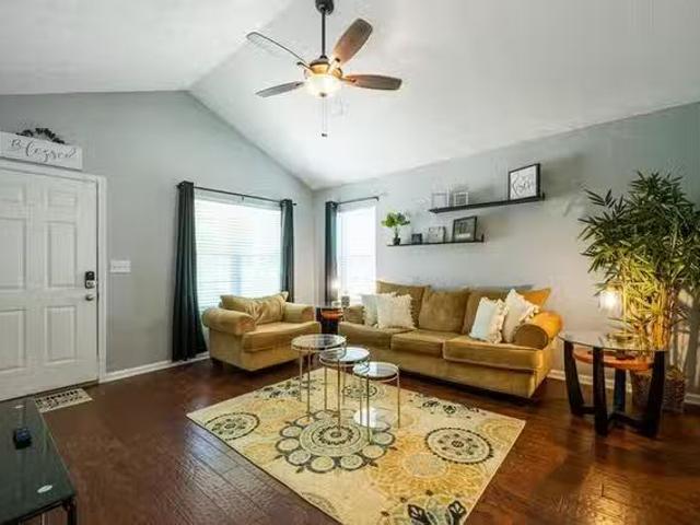 Larkspur Ln SE