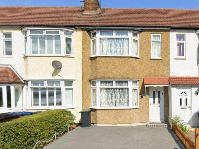 Larmans Road, Enfield 3 bed house to rent £2,245 pcm £518 pw