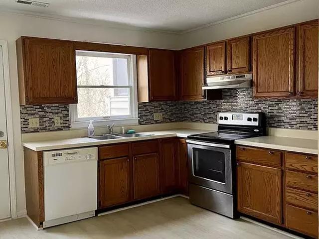 Larry R is offering a Room For Rent in Carrboro, Raleigh in August 2026 $0.00
