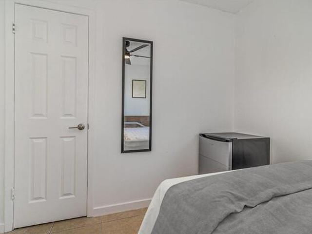 LAST ROOM AVAILABLE Near Kirkman Rd, Universal Studios and MetroWest — Minifridges in all rooms Top Rated Host Wi Fi & Wired Internet, Workspace Renovated Orlando Home