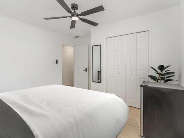 LAST ROOM AVAILABLE Near Kirkman Rd, Universal Studios and MetroWest — Minifridges in all rooms Top Rated Host Wi Fi & Wired Internet, Workspace Renovated Orlando Home