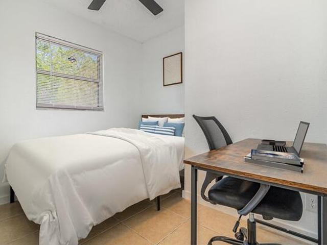 LAST ROOM AVAILABLE Near Kirkman Rd, Universal Studios and MetroWest — Minifridges in all rooms Top Rated Host Wi Fi & Wired Internet, Workspace Renovated Orlando Home