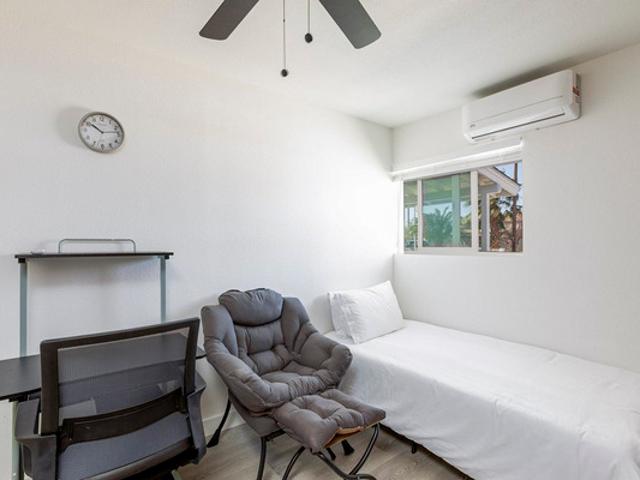 Las Vegas cozy rooms for rent! Full function rooms with your own AC! Kitchen offers 3 stoves!