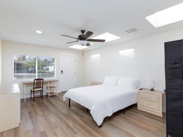 Las Vegas House with Dining area. Newlyrenovated &