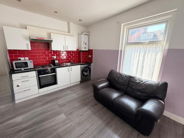 Lascelles Road East, Leeds, West Yorkshire LS8, 3 bed flat to rent, £1,000 pcm | PrimeLocation