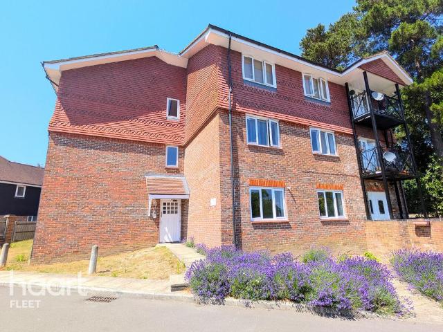 Lasham Road, Fleet 2 bed apartment to rent £1,395 pcm £322 pw